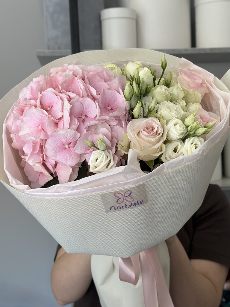 Classic bouquet Compliment: flowers speak the language of love - Floritale